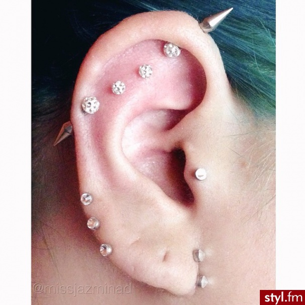 Ozdabiamy uszy! Jak przekłuć małżowinę modnie i efektownie? Wasze zdjęcia