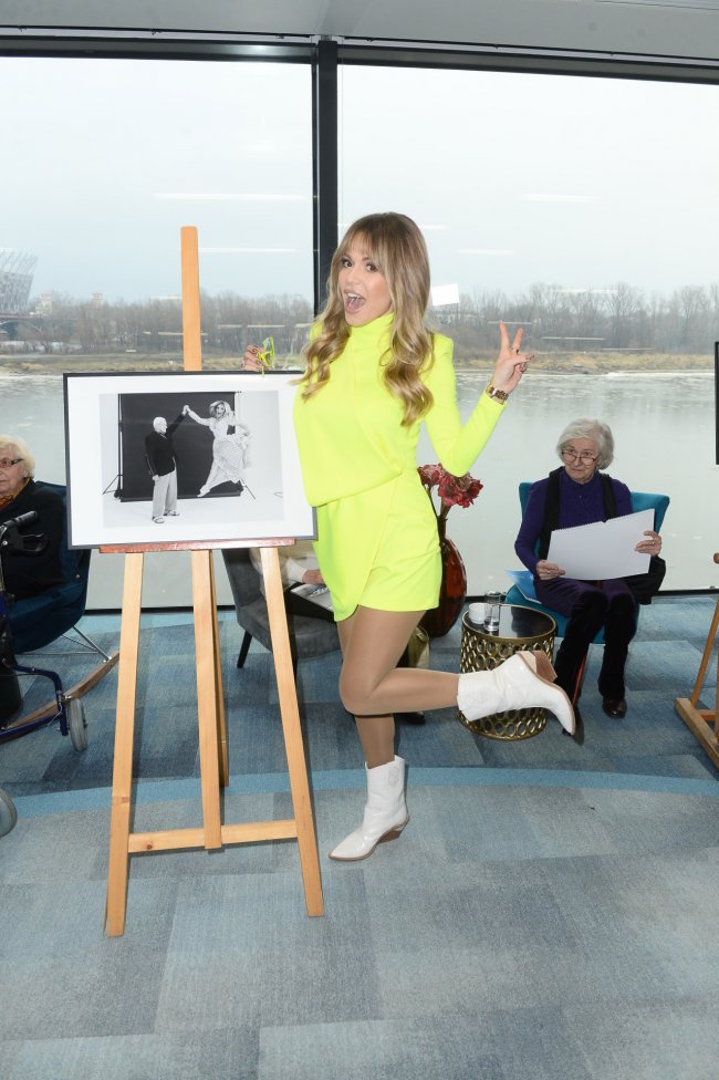 Doda w ultra mini na imprezie charytatywnej! Dopiero teraz widać, jaka ...