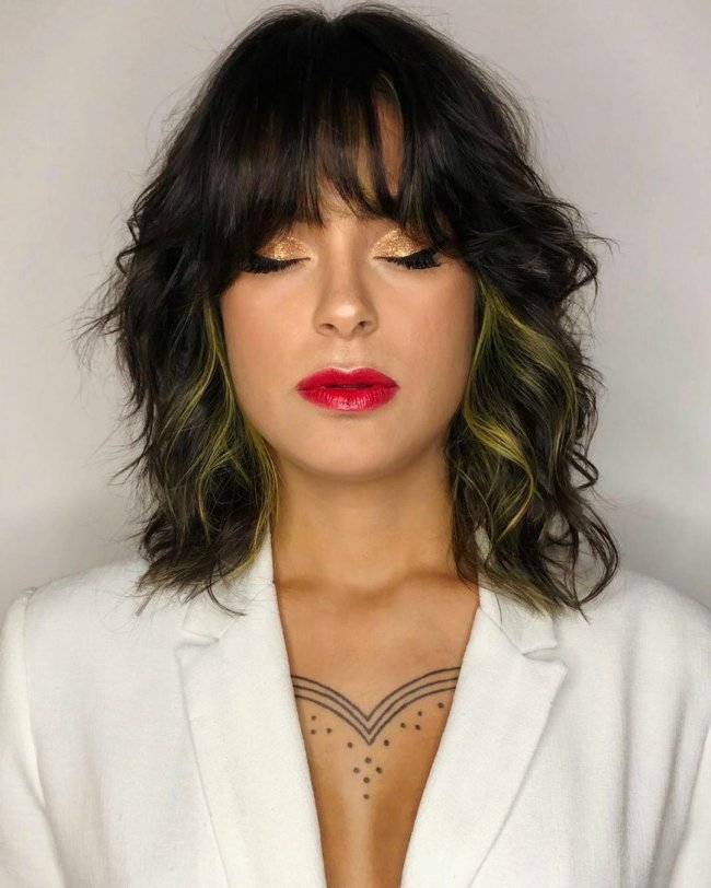 Włosy do ramion. Long bob i shaggy hair - trendy fryzury na sierpień 2022!