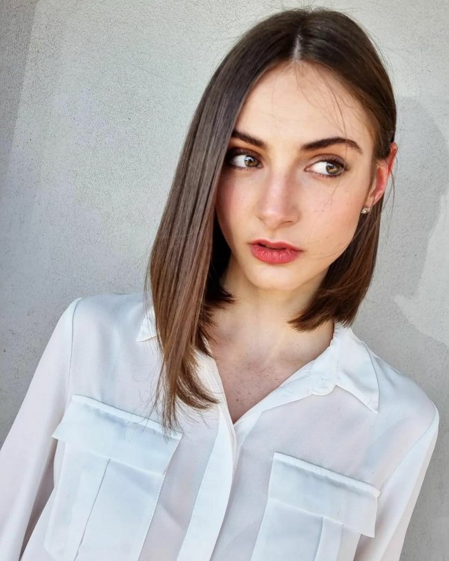 Włosy do ramion w trendach na wrzesień 2022! Odwrócony bob, mahoniowy ...