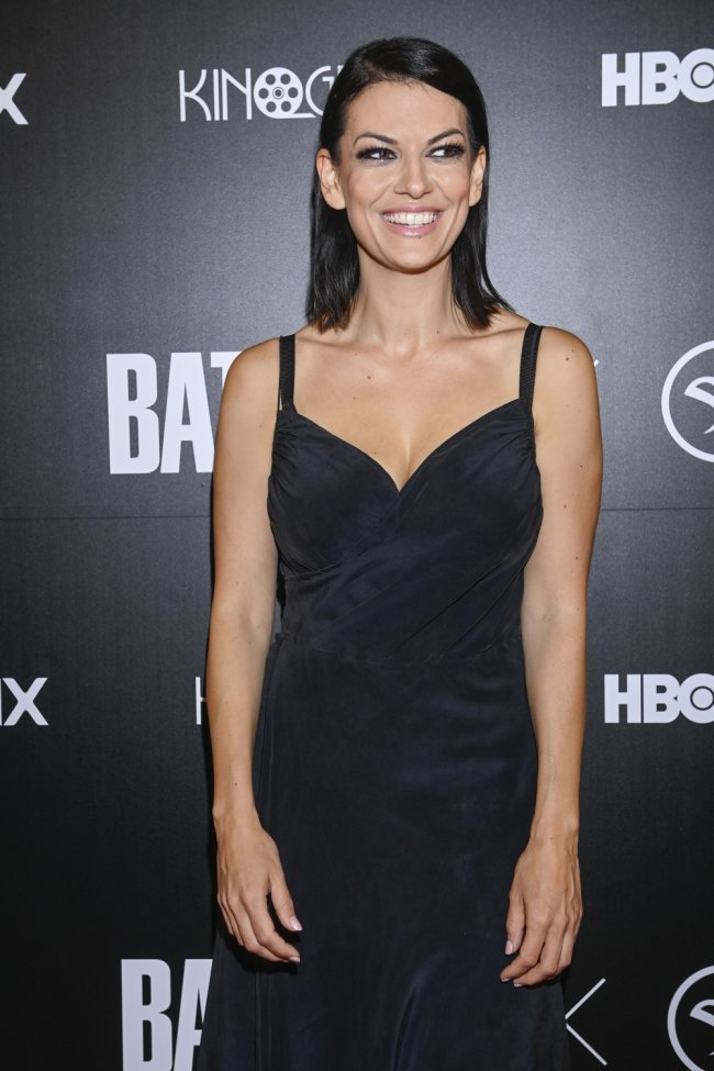 Alżbeta Lenska w kremowej obcisłej sukience z dekoltem podczas kampanii ...