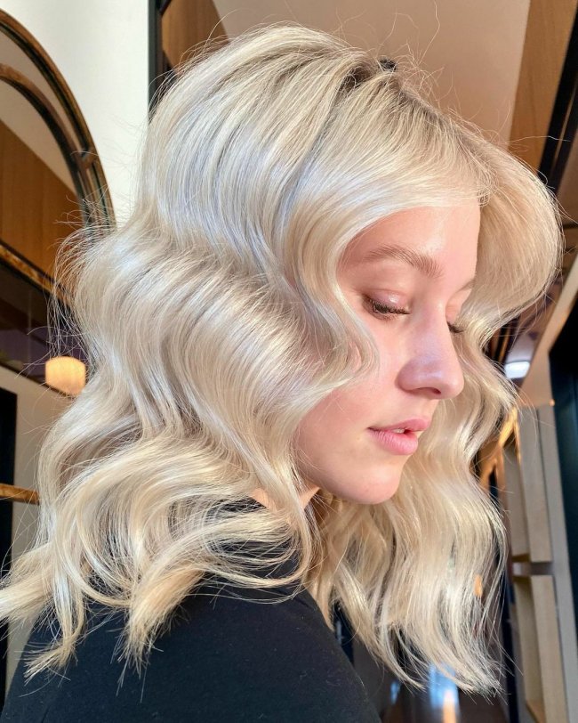 Mleczny blond w najpiękniejszych propozycjach na jesień 2022. Long bob ... Mleczny blond w najpiękniejszych propozycjach na jesień 2022. Long bob ...