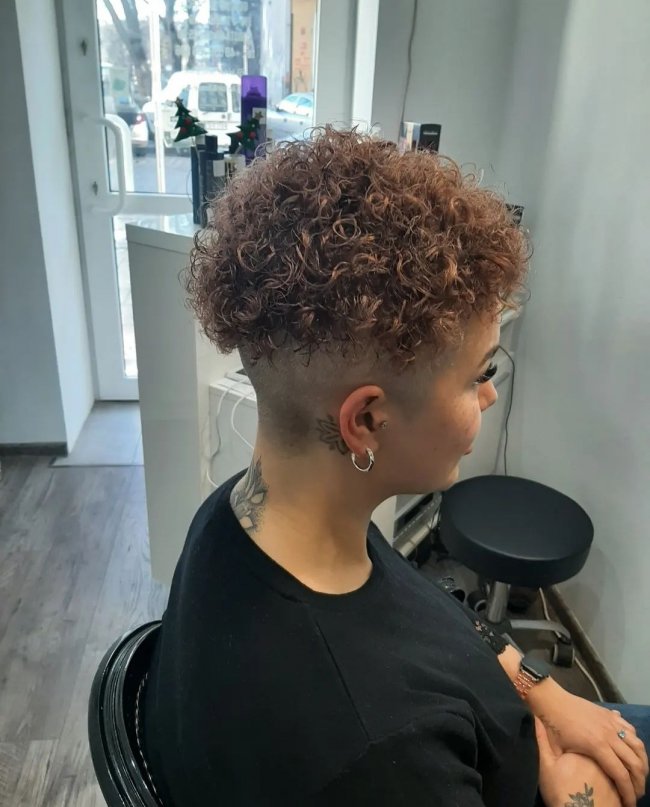 Trwała ondulacja - 10 inspiracji na fryzury. Jak dbać o loki?