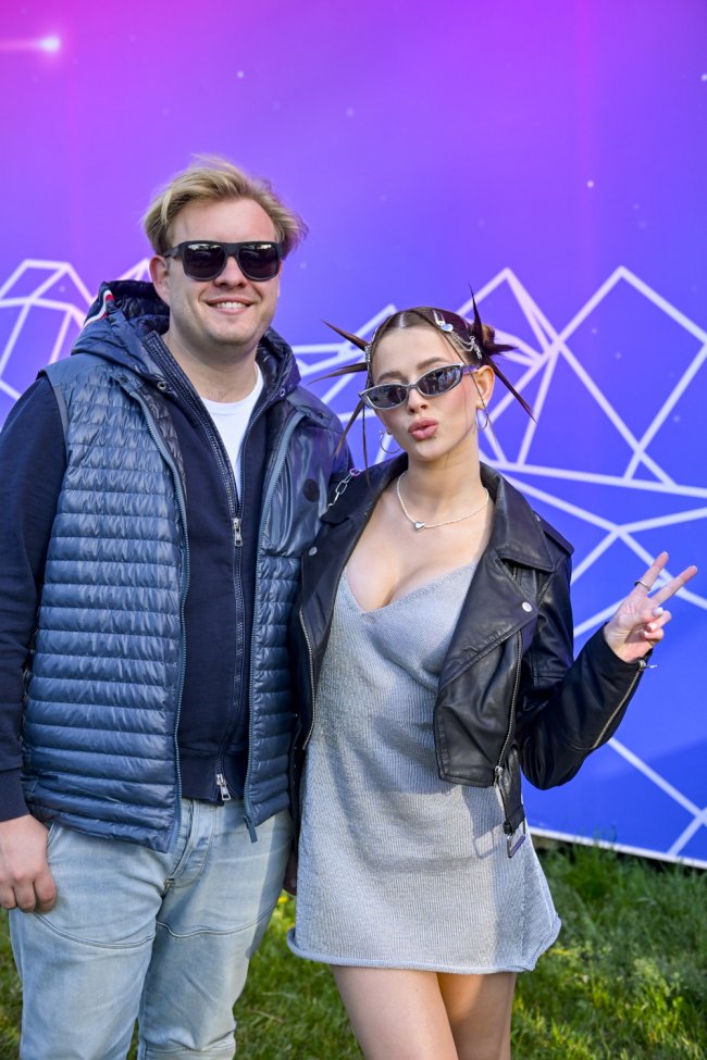 Roksana Węgiel pręży się w przymierzalni. Kusa miniówka i skąpa góra podkreślają jej kształty