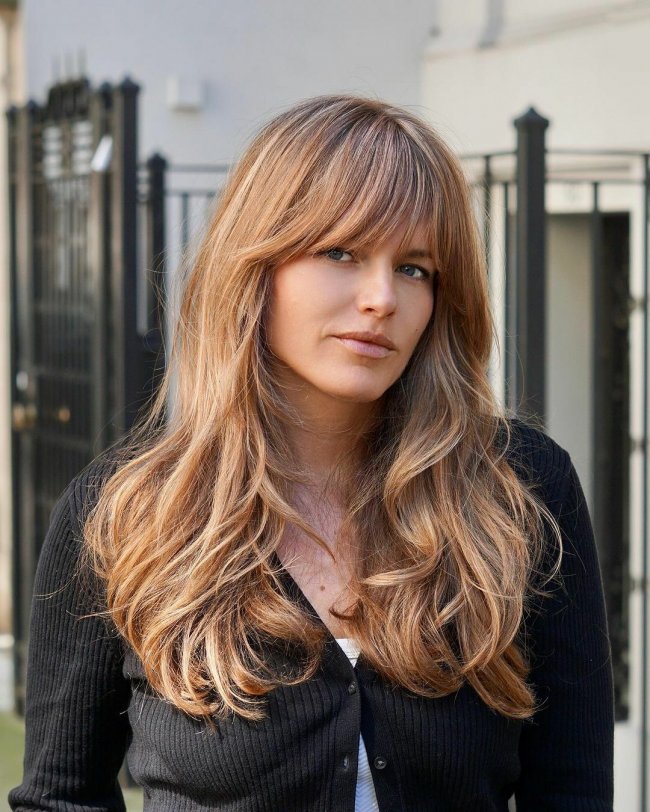 Najmodniejsze grzywki na jesień 2023. Fringe bangs, curtain bangs i ...