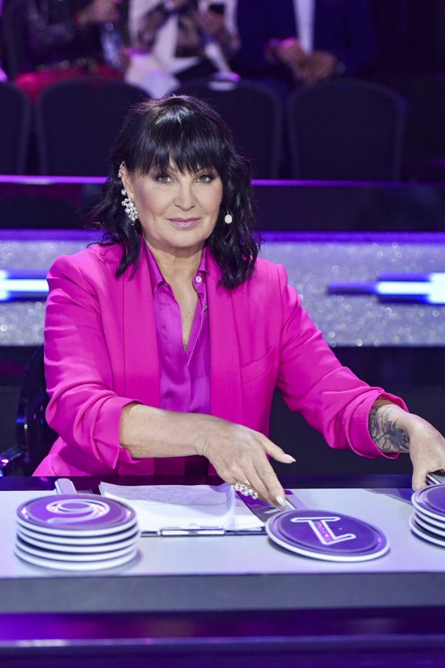 Iwona Pavlović oceniała roztańczone gwiazdy w modnej magencie. Nie do wiary, co jeszcze w tym ...